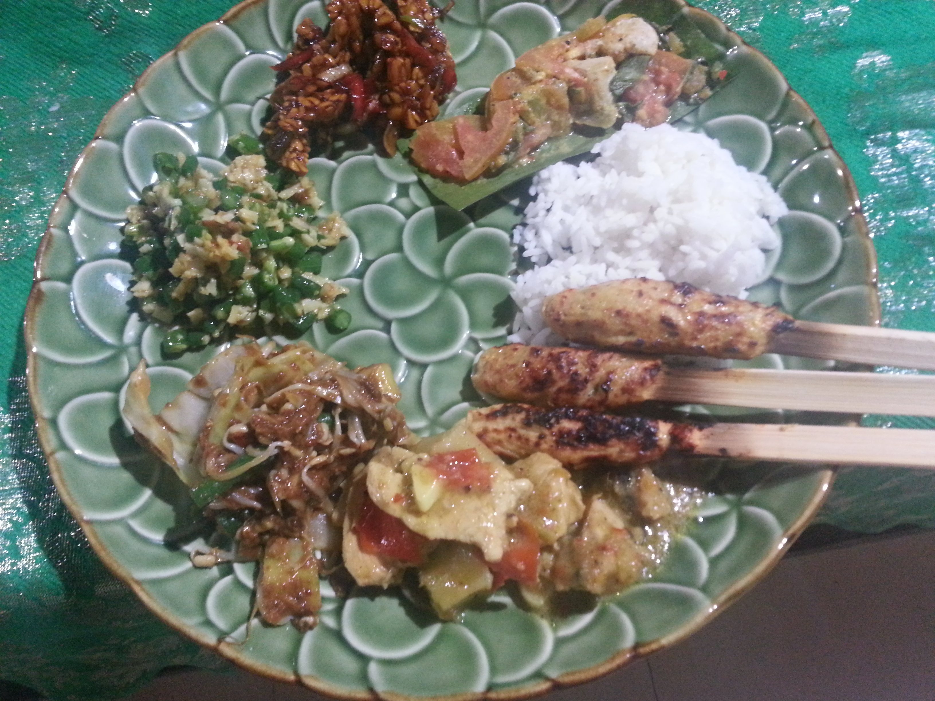 And Ta-Da!! The end result, a complete Balinese meal! – DistantBeckons